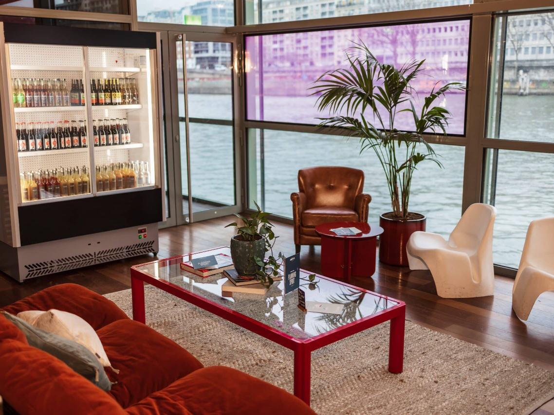 Annette K: una piscina galleggiante conquista la Senna di Parigi ...