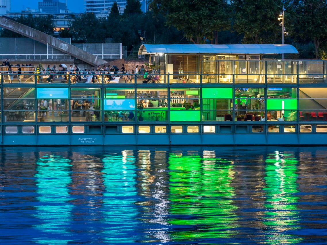 Annette K: A Floating Pool Takes Over the Seine in Paris - Futuro Prossimo